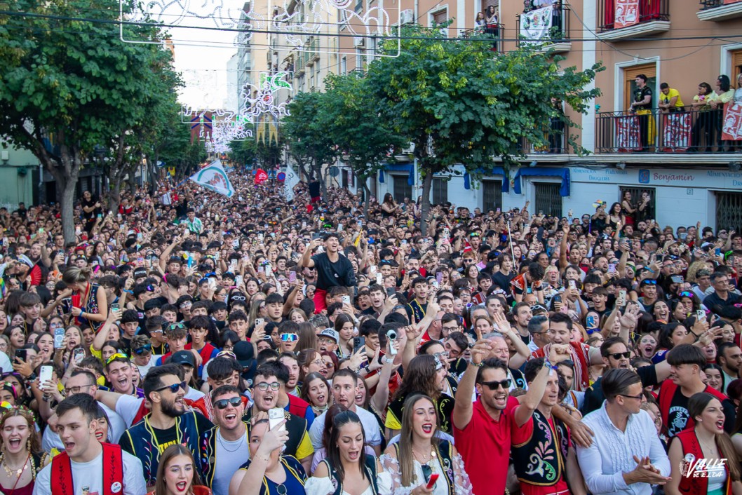 La Entrada de Bandas marca el inicio oficial de las fiestas de Moros y ...